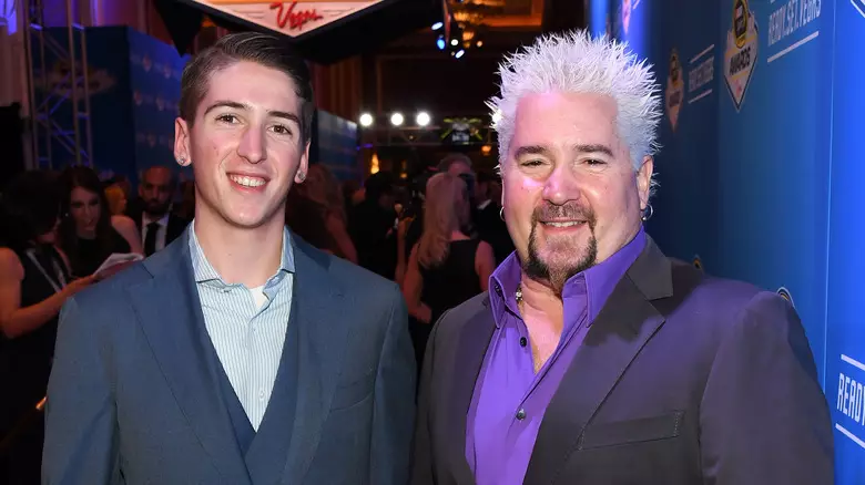 Guy Fieri und Hunter Fieri lächeln