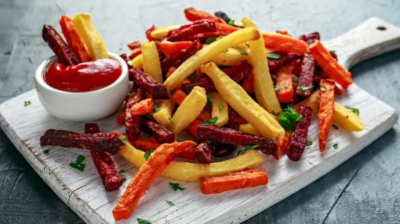 Uma bandeja de batatas fritas com ketchup