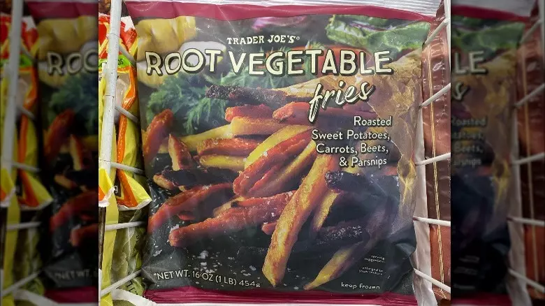 Um saco de batatas fritas com vegetais de raiz do Trader Joe's