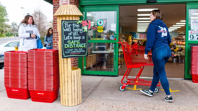 Makasitomala kunja kwa Trader Joe's