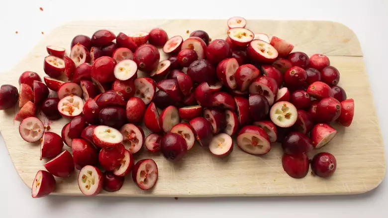 ලී පුවරුවක පෙති කපන ලද cranberries