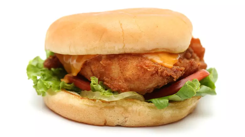 Sandwic ayam Chick-Fil-A pada latar belakang putih