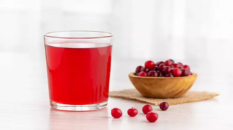 Usa ka baso nga cranberry juice