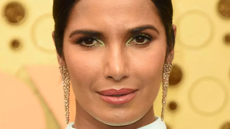 Nahaufnahme von Padma Lakshmi mit Diamantohrringen