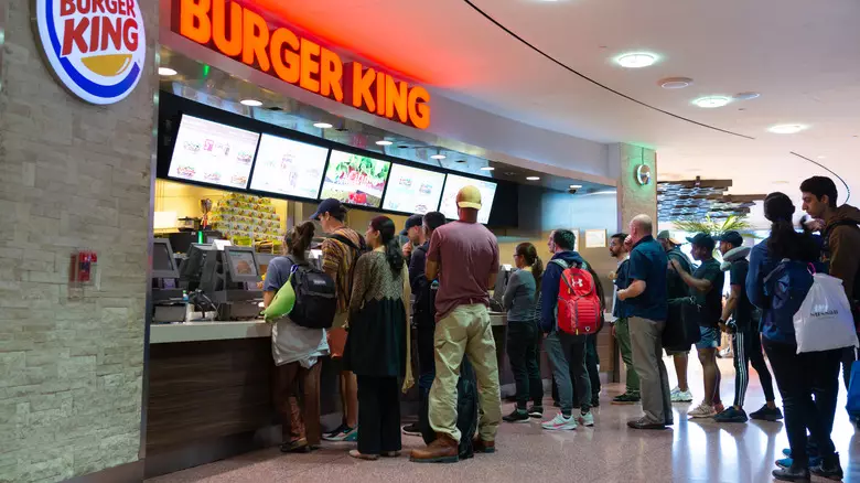 Shumë njerëz në Burger King