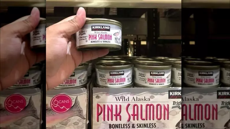 hand som håller Kirkland Salmon