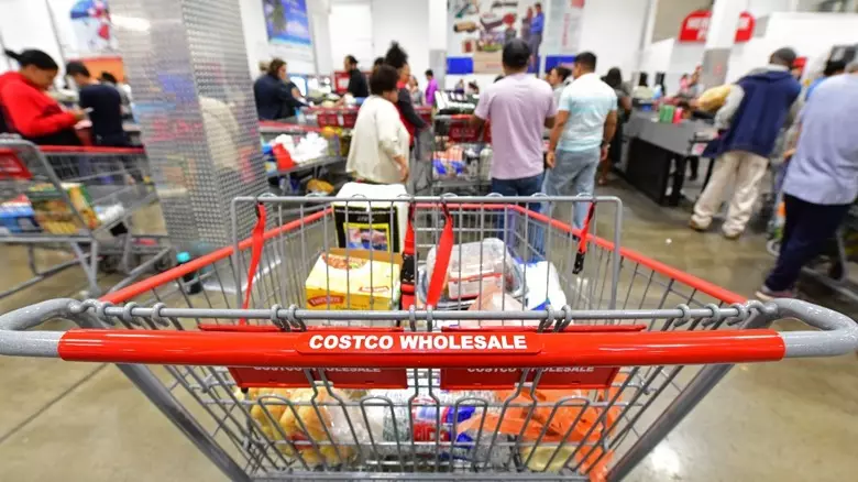 Costco linija za naplatu sa slikom kolica u prvom planu