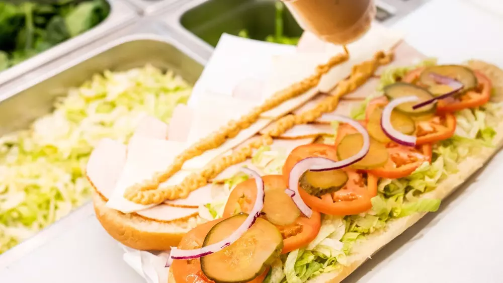 Isisebenzi sesitimela esihamba ngaphansi komhlaba silungisa i-footlong sub