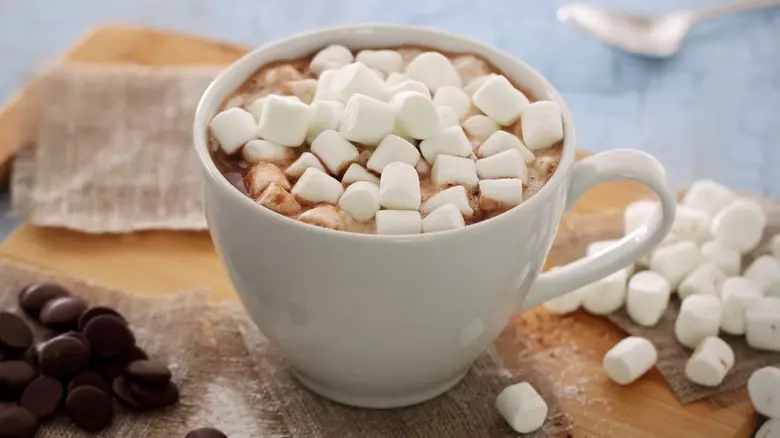 Muga seacláide te agus mion-marshmallows ar a bharr.
