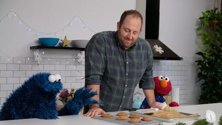 Elmo a Cookie Monster baken Kichelcher mam Joel Gamoran