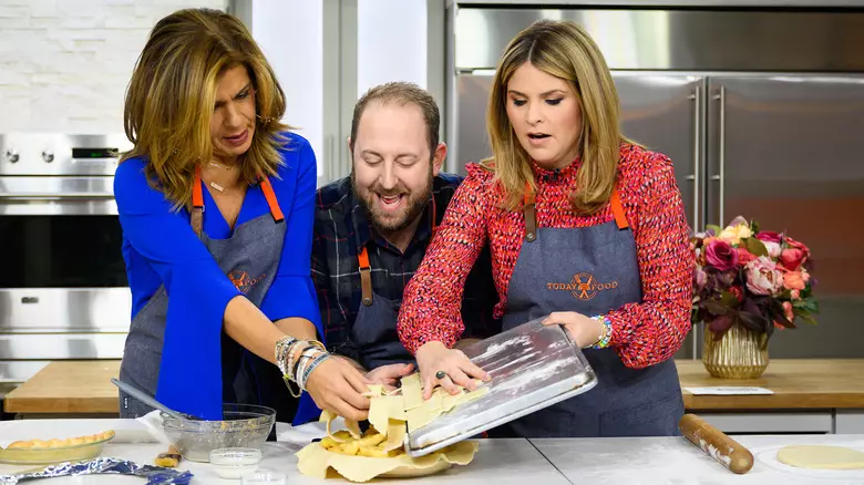 De Joel Gamoran preparéiert e Patt op der Today Show