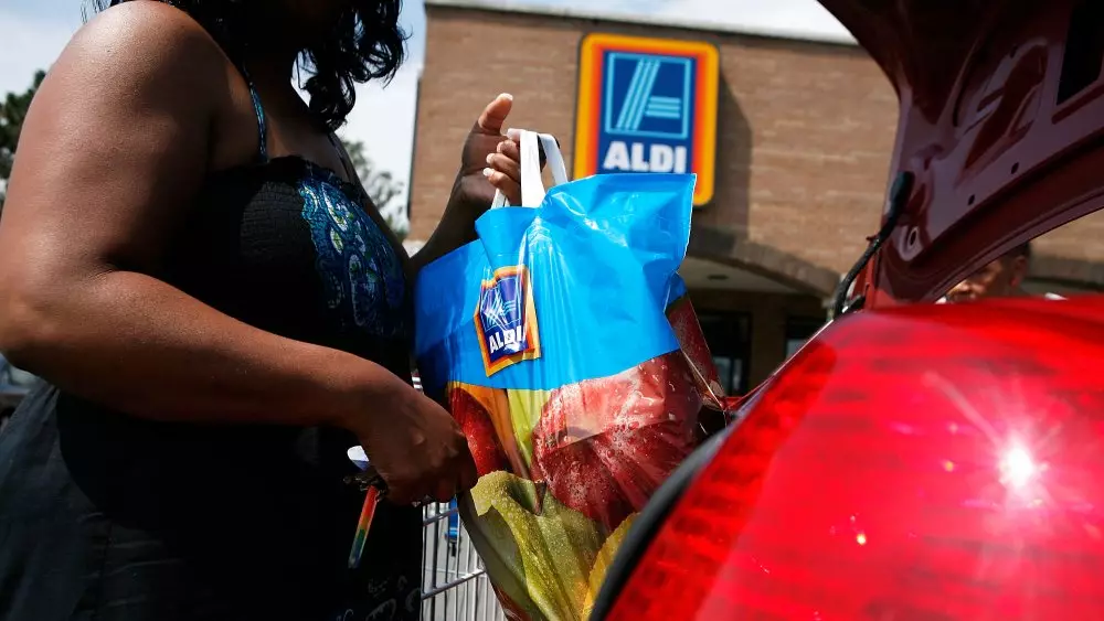 Shopper laddar en väska i en bil