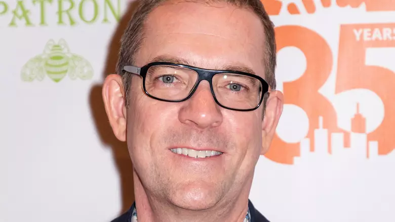 Ted Allen trägt eine Brille