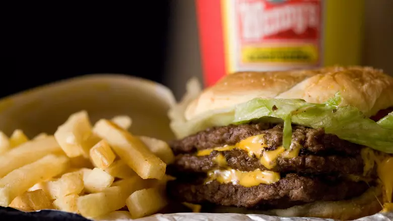 Hamburguesa de Wendy's e patacas fritas