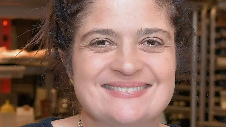 Alex Guarnaschelli mỉm cười