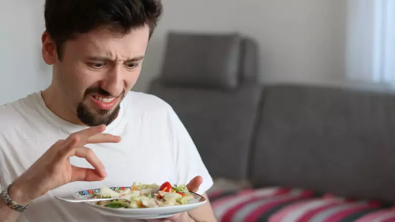 Lalaki manggihan bulu dina salad