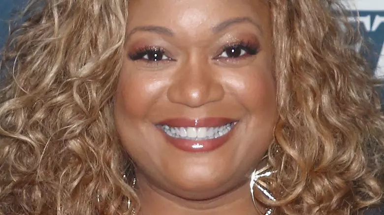 Sunny Anderson cu un zâmbet larg