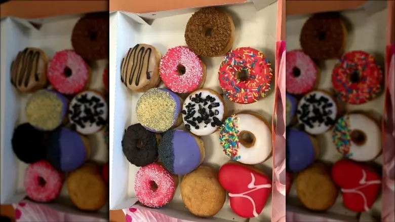 Kotak donat warna-warni ti Dunkin '