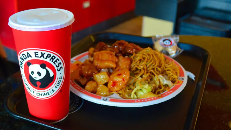 Panda Express ounjẹ ati mimu lori atẹ