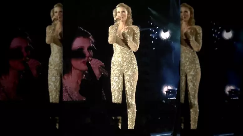 Taylor Swift nyanyi di panggung dina jumpsuit sequined.