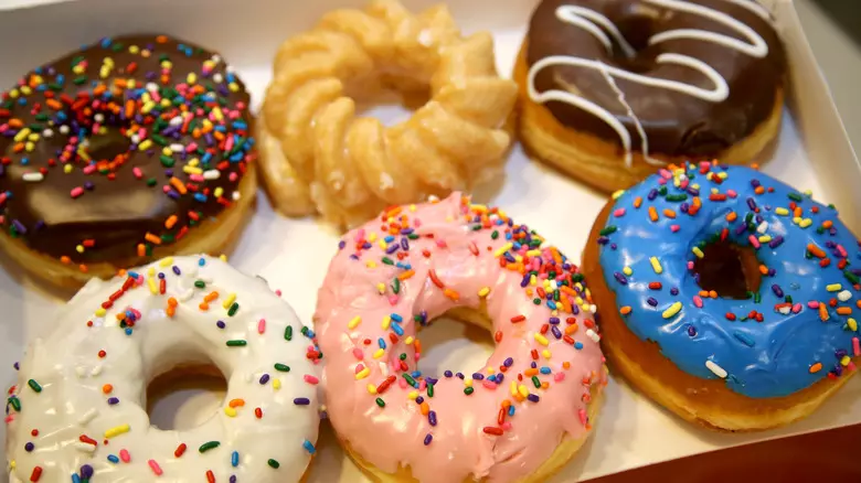 Donat stroberi dan cokelat Dunkin'