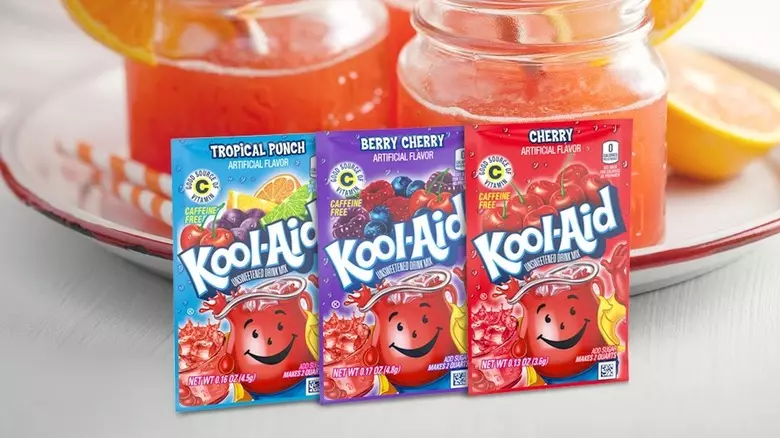 កញ្ចប់ភេសជ្ជៈ Kool-Aid លាយជាមួយកណ្តាប់ដៃ