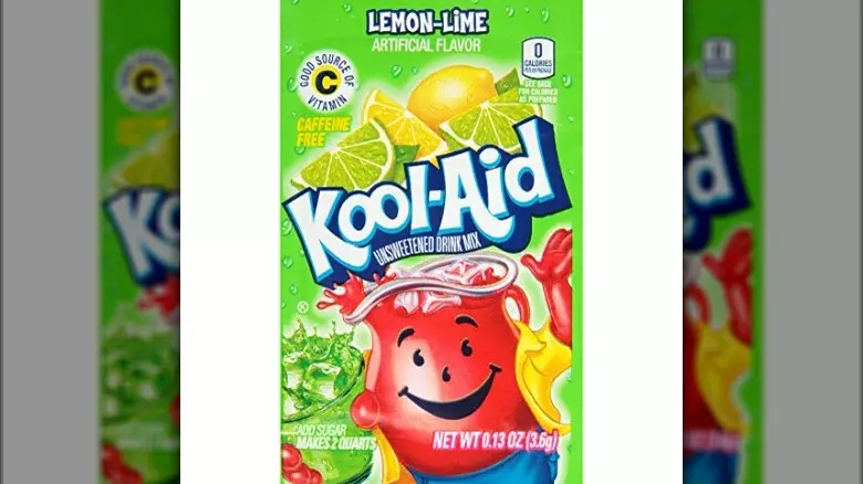 Përzierje e pijeve me limon-limon Kool-Aid