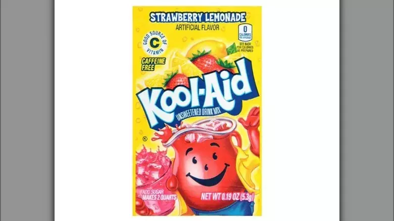 Përzierje pijesh me limonadë me luleshtrydhe Kool-Aid