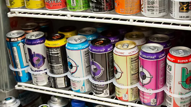 Αποθηκεύστε ράφι ψυγείου εφοδιασμένο με ενεργειακά ποτά Bang