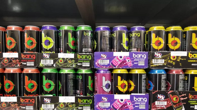 различни вкусове на напитки Bang Energy по рафтовете на магазините