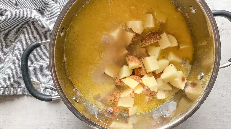 Bouillon a Gromperen am Dëppe