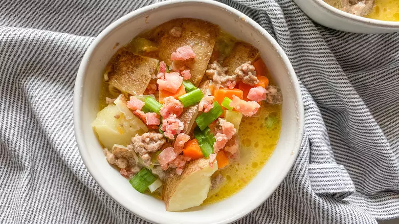 tazón de sopa de hamburguesa con queso