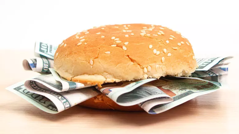 Burger oo leh biilasha dollarka