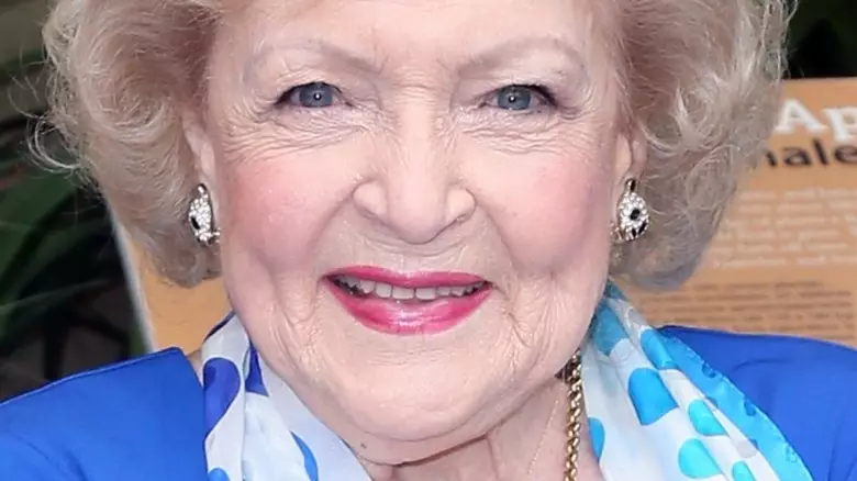 Betty White luag ntxhi thiab hnav xiav