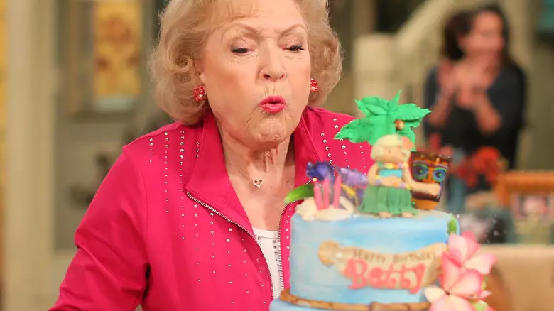 Betty White na-afụ kandụl na achicha ụbọchị ọmụmụ