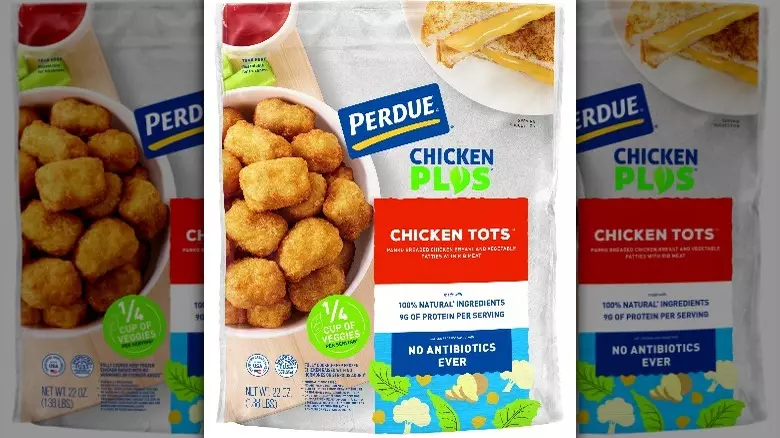 Perdue Chicken Plus Chicken Tots ထုပ်ပိုးထားသော ketchup ပန်းကန်လုံးနှင့် ပန်းကန်လုံးထဲတွင် ကြက်သားမီးဖိုများ နှင့် အိတ်ပေါ်တွင် ဒိန်ခဲကင်ထားသော ပန်းကန်ပြား၊