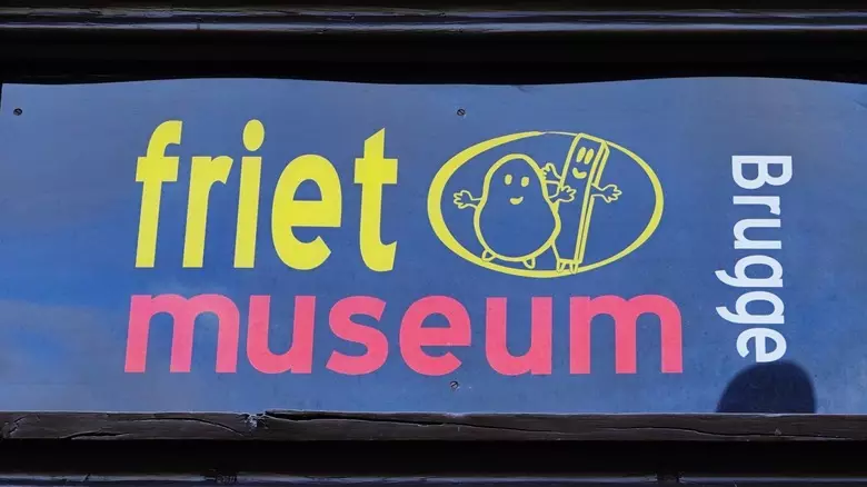 Pommes frites museum skylt i Belgien