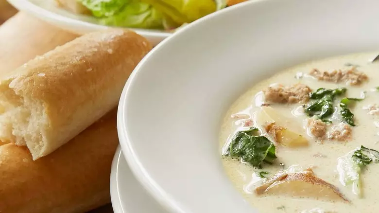 Nærbillede af Zuppa Toscana og en brødpind