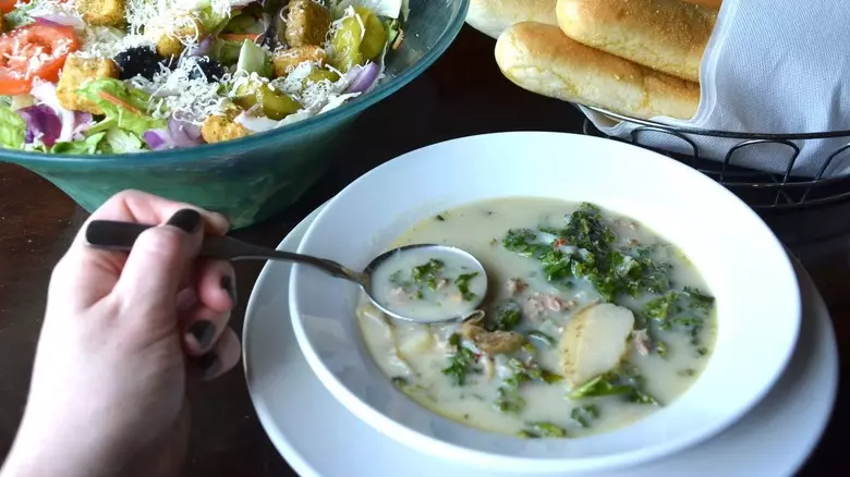 Cawl Zuppa Toscana gyda salad a ffyn bara