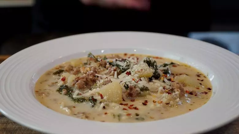 En skål Zuppa Toscana suppe