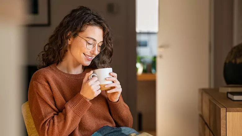 Motho ea tšoereng kopi e tšoeu ea tee