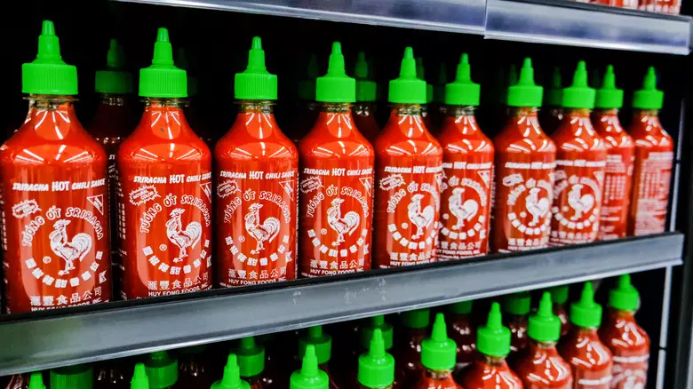 Červená Sriracha na poličke