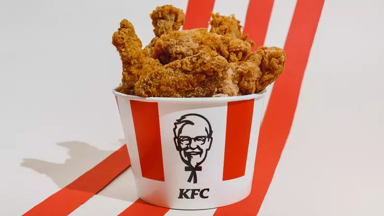 KFC ବାଲ୍ଟୀରେ ଭଜା ଚିକେନ୍ |