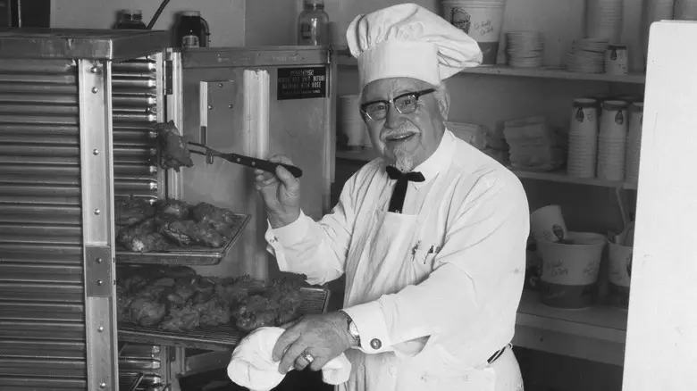 El Coronel Sanders de KFC cocinando