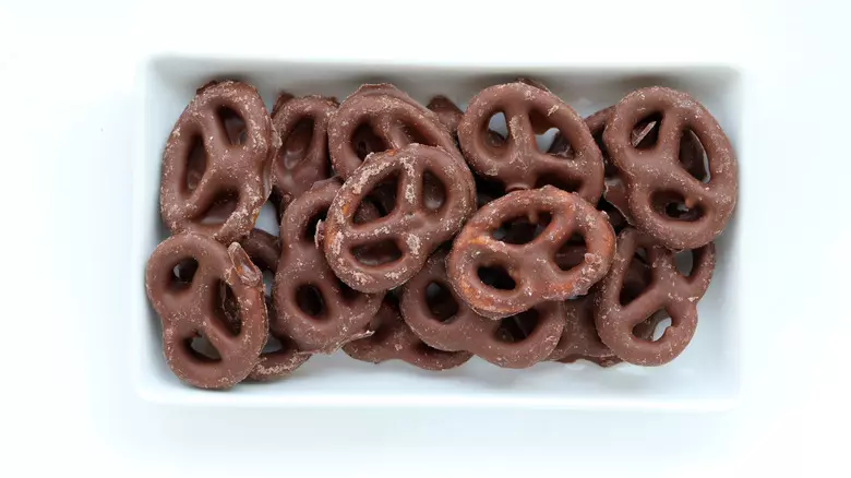 Chocolate pretzels pamuchena