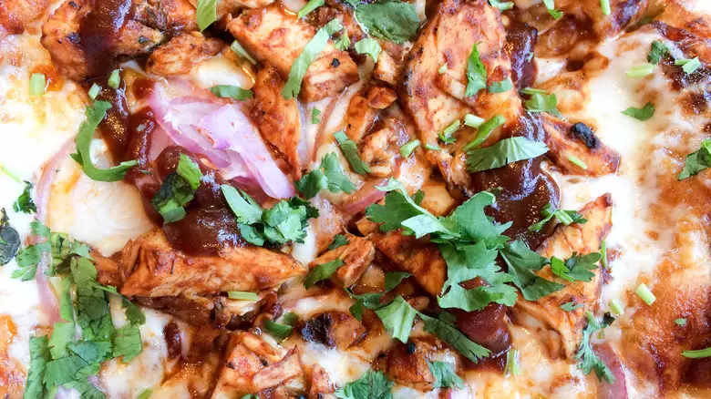 Pizza pitik BBQ khas California Pizza Kitchen