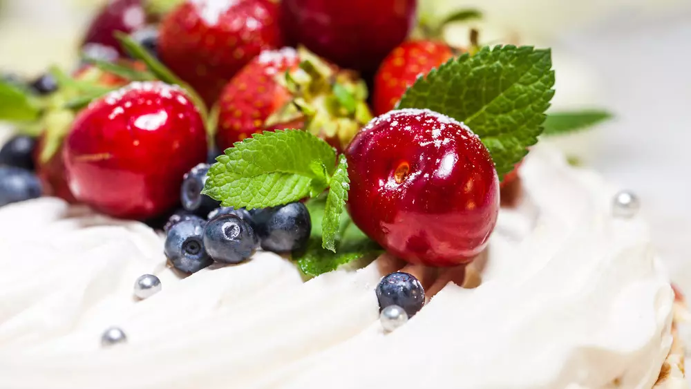 Pavlova mat frësche Rahm a Beeren