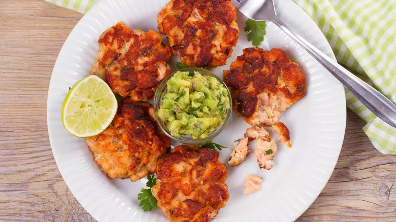 primo piano di torte di salmone saltate e guacamole grosso