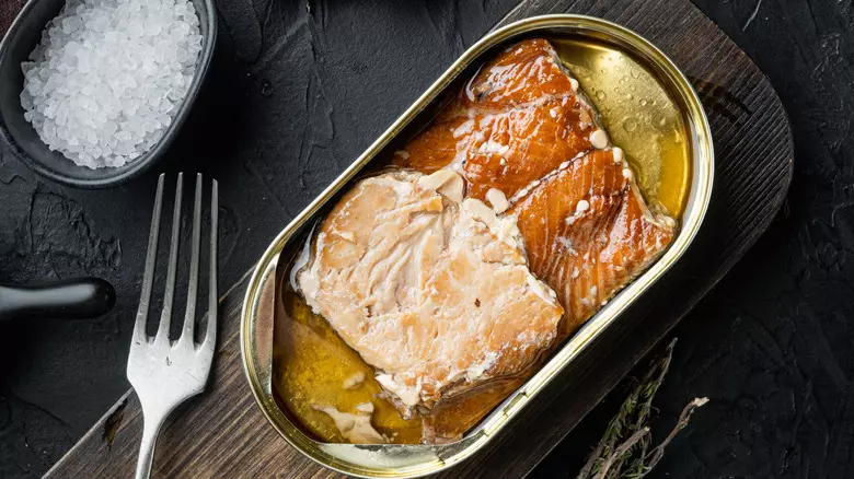 salmone in scatola aperto su ardesia nera