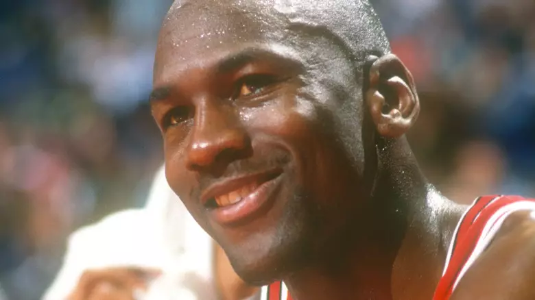 Michael Jordan zâmbind lângă curte